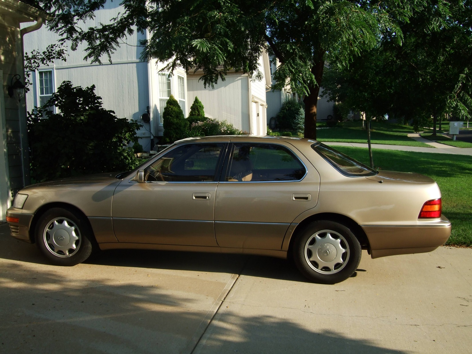 IMCDb.org: 1993 Lexus LS 400 [UCF10] in "Tiger Claws II, 1996"